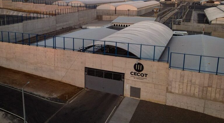 Conoce como es el Centro de Confinamiento del Terrorismo CECOT. - UNIVONews