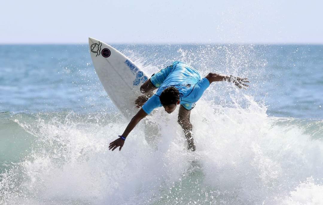 Jorge Rivas brilla en Surf City El Salvador ALAS Pro Tour y avanza a la ...