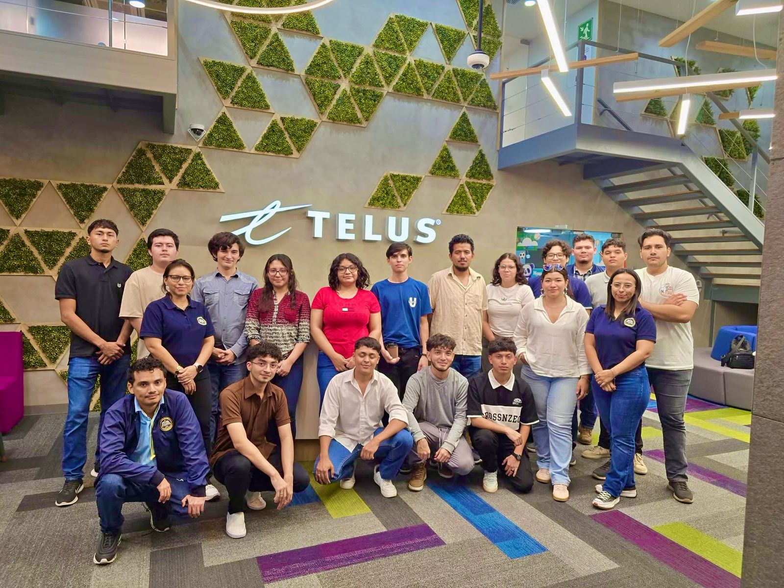 Estudiantes de Ingeniería en Desarrollo de Software de la UNIVO ...