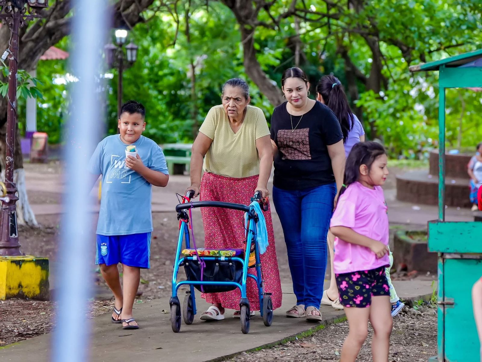 Renuevan parque comunitario en la urbanización Santa Emilia - UNIVONews